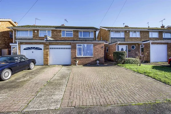 4 bedroom property for sale in Andover Close, Uxbridge - £545,000