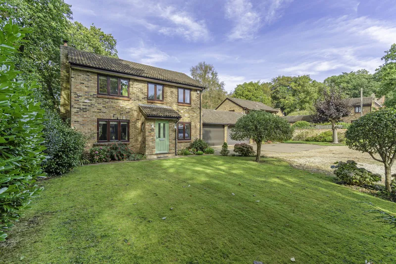 4 bedroom property for sale in Forest End Road, Berkshire, GU47 - Guide ...