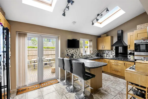 3 bedroom property for sale in Andover Close, Uxbridge - £525,000