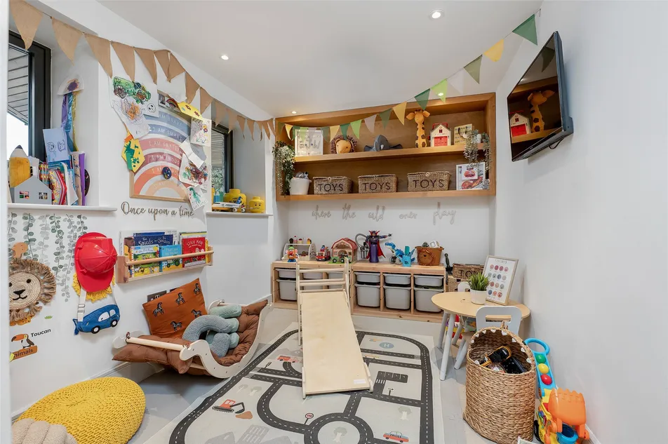 4 bedroom property for sale in Warren Hills Road, Abbots Oak ...