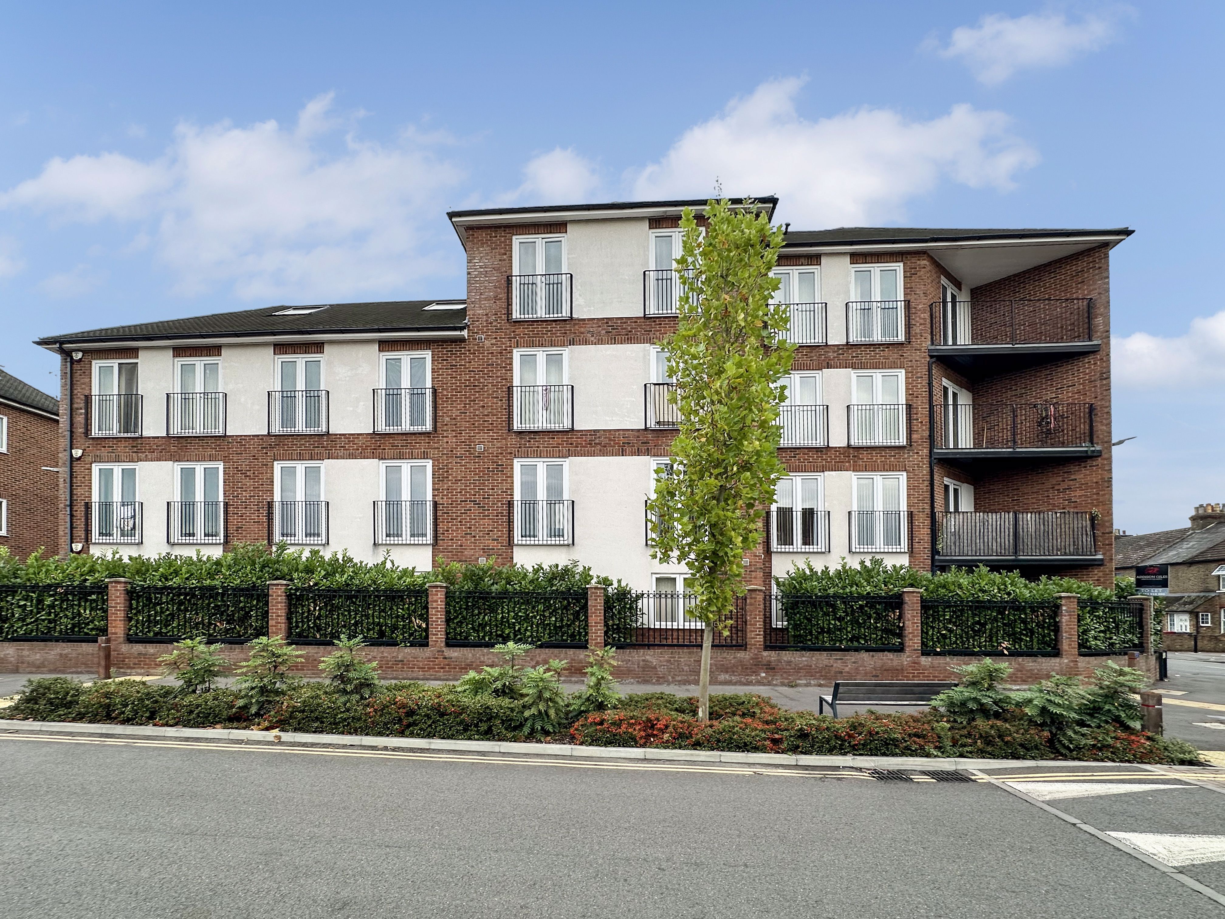 2 bedroom property in Reet Gardens, Slough, Berkshire, SL1 - £1,600 pcm ...