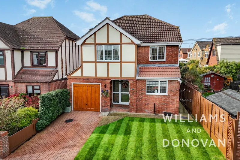 3 bedroom property for sale in Wincoat Drive, South Benfleet - Guide ...