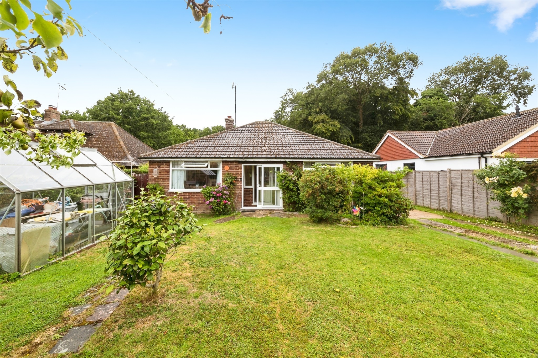 2 bedroom property in Elger Way, Copthorne, Crawley - Guide price £ ...