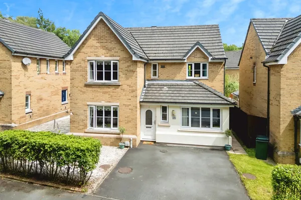 4 bedroom property for sale in Snowdrop Lane, Rogerstone, Newport - £ ...