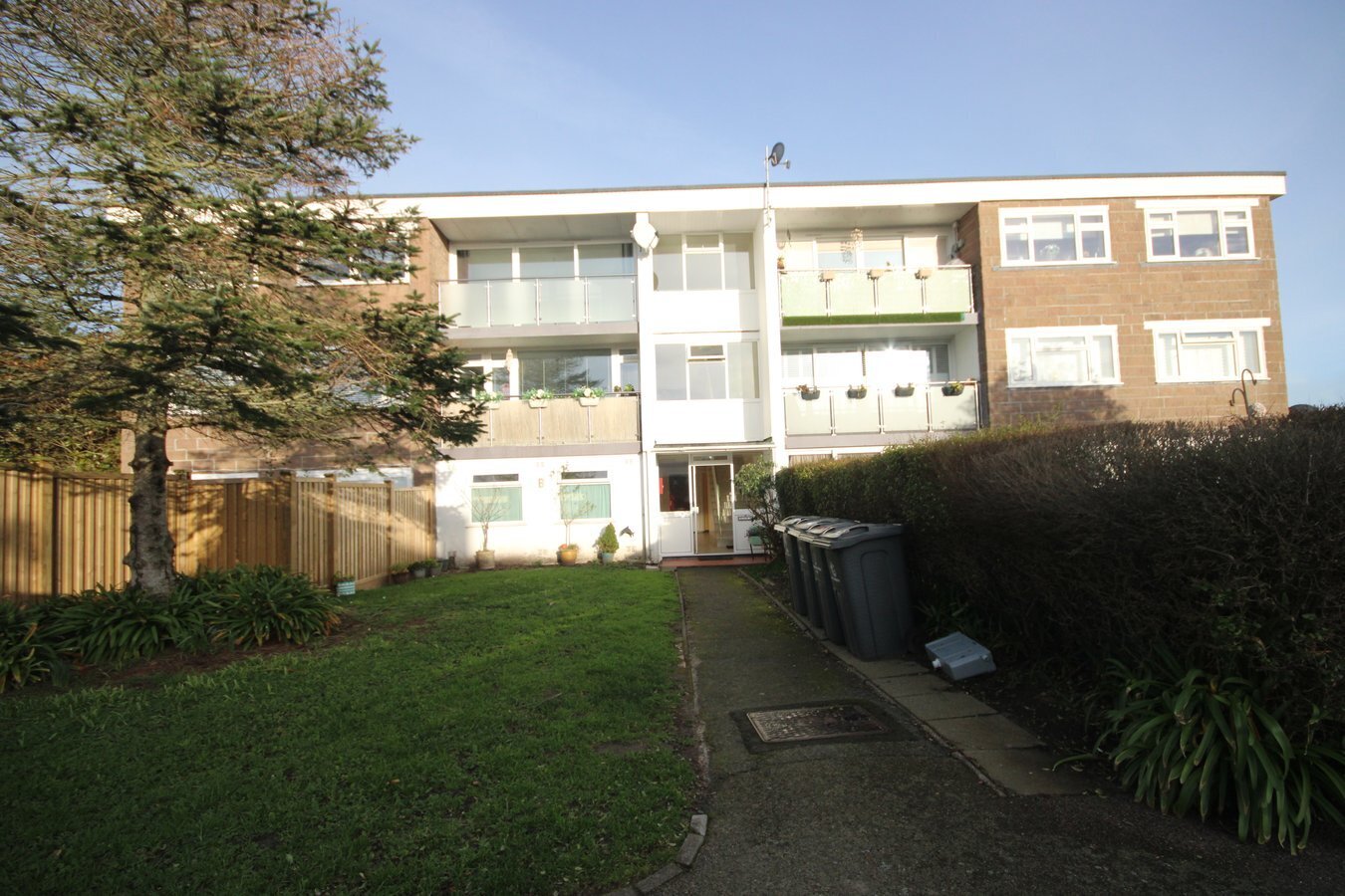 2 bedroom property in Les Quennevais Park Flats, St Brelade, JE3 - £ ...