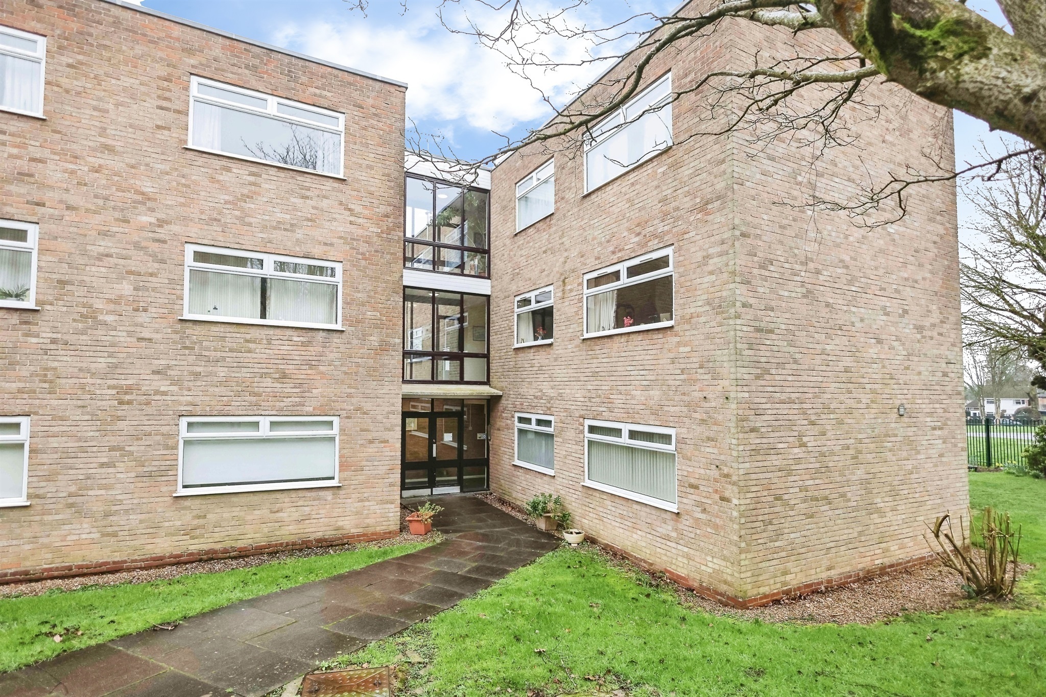 2 bedroom property in Winchfield Drive, Harborne, Birmingham - Guide ...